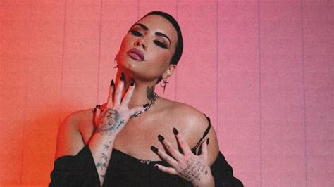 Demi Lovato declara o velório da sua carreira no pop e anuncia nova música
