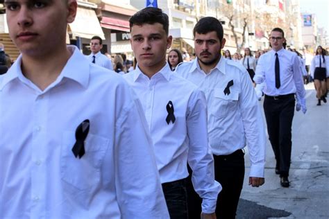 Στη σκιά της τραγωδίας στα Τέμπη η παρέλαση στη Λάρισα Μαθητές φόρεσαν