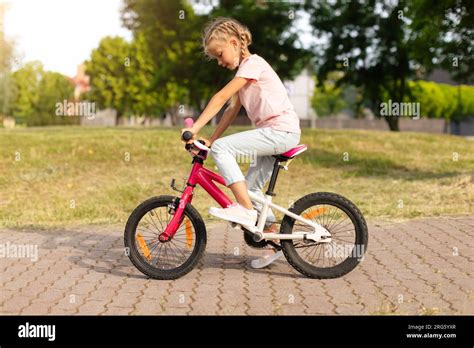 Kleines Mädchen Wie Man Fahrrad Fährt Fotos Und Bildmaterial In