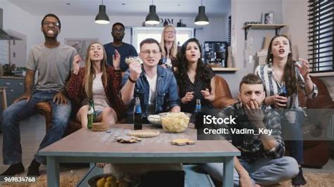 다양 한 Tv에서 스포츠를 보고 화가 나면 축구 팬 들 슬 프 고 감정적입니다 또한 앉아 함께 응원 4 K Tv 보기에 대한 스톡 사진 및 기타 이미지 Istock