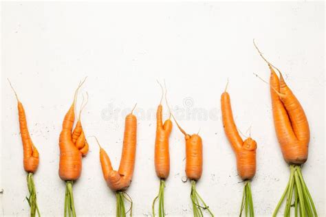 Zanahorias Feas Sobre Fondo Blanco Concepto De Comida Feo Vista Superior Imagen De Archivo