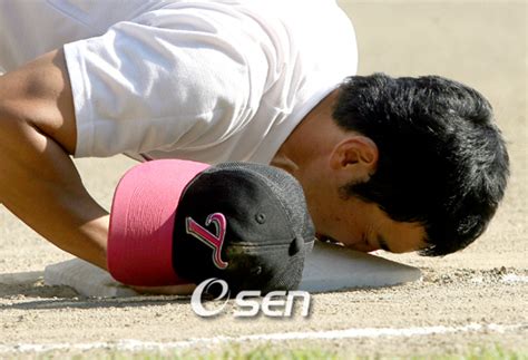 사진 1루 베이스에 입 맞추는 서용빈