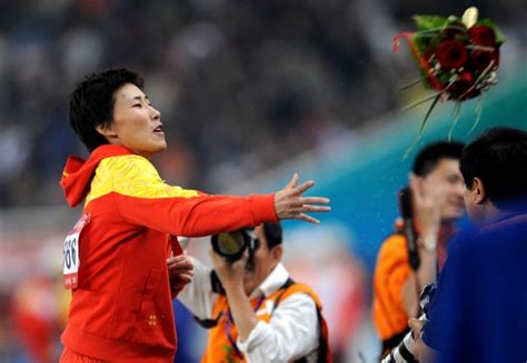 图文 黄潇潇夺女子400米栏冠军 鲜花抛给观众综合体育nike新浪竞技风暴新浪网