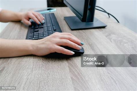 전염병 기간 동안 집에서 컴퓨터로 작업하는 사업가는 질병을 예방합니다 원격 작업 선택적 초점 손 마우스 키보드 키보드로