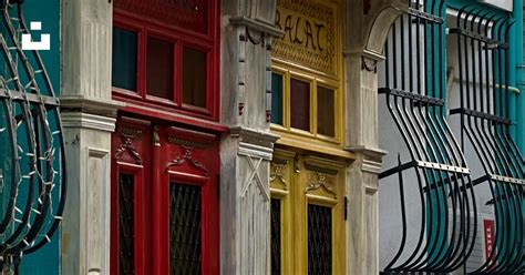 빨간색과 노란색 문이있는 파란색 건물 사진 Unsplash의 무료 발라트 메이단 이미지