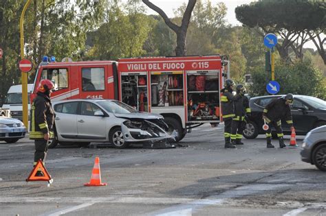Roma Terribile Incidente Tra Auto Sulla Colombo Gravissima Una Donna