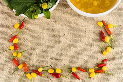 전형적인 아마존 요리 향료 선택 Jambu Tucupi 그리고 여러 다채로운 고추와 후추 소스 0명에 대한 스톡 사진 및 기타