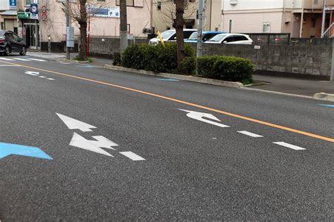道路に表示された「矢印」！ 意外と知らない「実線」と「破線」の違いとは 自動車情報・ニュース Web Cartop