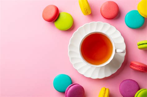 마카롱 디저트와 분홍색 배경에 차 한 잔 공간을 복사합니다 맨 위 보기 차 뜨거운 음료에 대한 스톡 사진 및 기타 이미지 차 뜨거운 음료 0명 공휴일 Istock