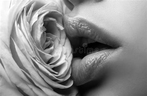 Joven Saludable Y Hermosa Mujer Con Labios Rosados Bellas Labios De