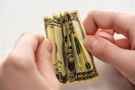 흰색에 고립 된 손에 구겨진 달러 지폐를 들고 여자의 선택적 초점 구겨진에 대한 스톡 사진 및 기타 이미지 구겨진 금융