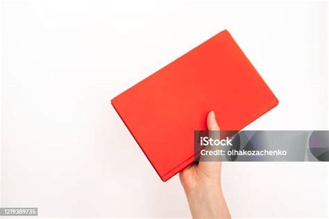 흰색 배경과 복사 공간에 선택적 초점과 빨간색 표지에 책을 들고 손으로 개념 교육 학습 및 학습 책에 대한 스톡 사진 및 기타 이미지 Istock