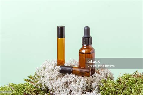 회색 이끼 배경 자연 배경에 어두운 드롭퍼 유리 병 모형 친환경 케어 유기농 제품 뷰티 트리트먼트 마사지 및 스파 컨셉 공간을 복사합니다 개념에 대한 스톡 사진 및 기타