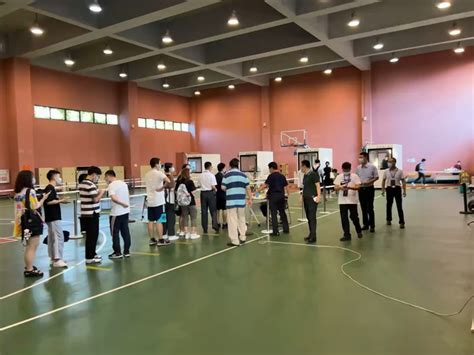 如何看待南方科技大学学生核酸采样时礼让“老弱病残孕”，围观者用手机拍下这暖心一幕？ 知乎