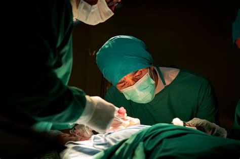 수술실의 팀 의사는 녹색 유니폼을 입고 생명을 구하는 중환자 심장 환자를 위해 심장 수술을받는 표준화 된 수술 도구 인명 구조