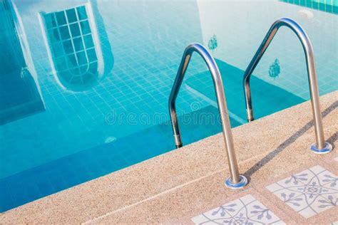 Escada Ascendente Pr Xima Das Barras De Garra Gua Azul Na Piscina