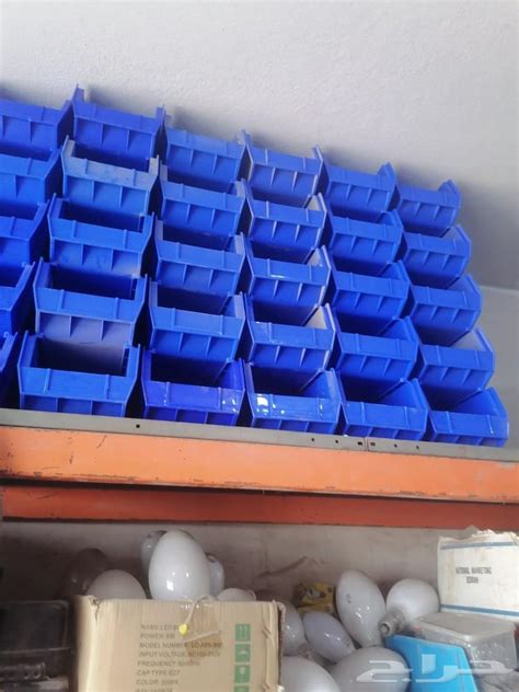 علب بلاستيك وسط موقع حراج