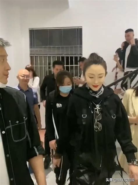 52歲張敏首次現身網紅直播間，妝容慘澹難辨認，網友表示認不出 每日頭條