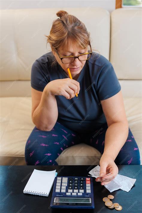 Premium Photo Worried And Desperate Caucasian Woman Calculating