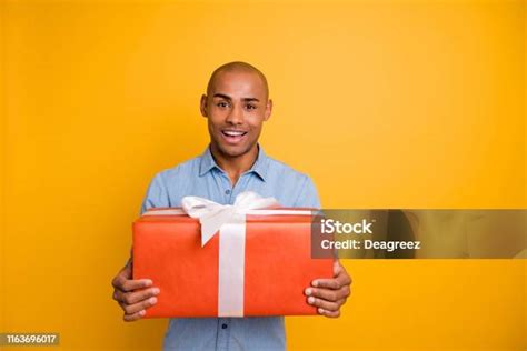 매력적인 남자의 초상화 손 선물 142 월 8 행진 느낌 콘텐츠 노란색 배경 위에 고립 된 선물에 대한 스톡 사진 및 기타 이미지 Istock
