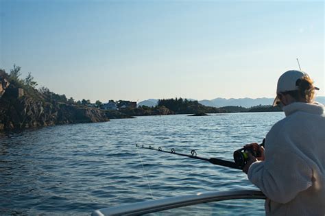 Stavanger Norway 근처의 바다에있는 보트에 낚싯대를 가진 여성 어부 남자 어부에 대한 스톡 사진 및 기타 이미지