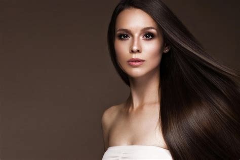 Linda Garota Morena Em Movimento Com Um Cabelo Perfeitamente Liso E Maquiagem Cl Ssica Rosto De