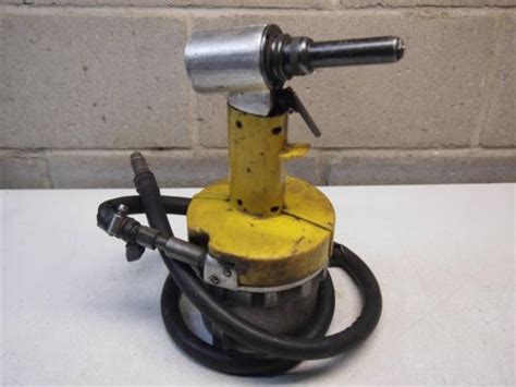 Avdel 750 Pneumatic Rivet Gun With 1 4mb Tip