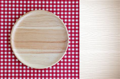 빈 둥근 나무 접시 트레이 화이트 테이블 배경 식품 표시 몽타주 템플릿 빨간색 식탁보에 0명에 대한 스톡 사진 및 기타 이미지 Istock