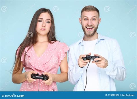 Jovem Casal Jogando Jogos De Computador Foto De Stock Imagem De Feliz