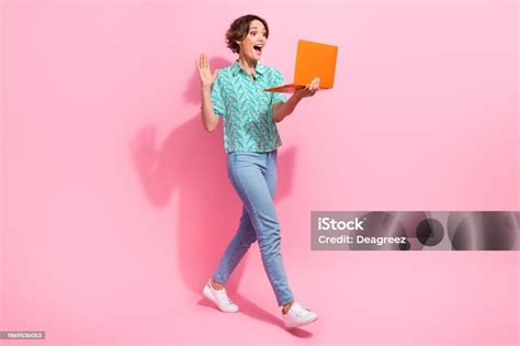 매력적인 쾌활한 소녀 산책 팔 흔들기 안녕 의사 소통 화상 통화 노트북의 전체 크기 프로필 사진 핑크 색상 배경에 고립 된