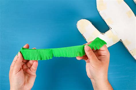 Diy 싱코 De 마요 멕시코 Pinata 선인장 골 판지 크 레이프 종이 자신의 손 파란색 배경 Diy에 대한 스톡 사진 및