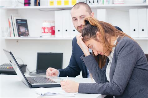 두 젊은 사업 사람들은 컨퍼런스 룸 사무실에 앉아 하 고 그들의 진행 중인 프로젝트를 논의 20 29세에 대한 스톡 사진 및 기타 이미지 Istock