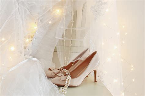 아름 다운 하얀 웨딩 드레스와 베일 골드 환 조명으로의 자에 결혼식에 대한 스톡 사진 및 기타 이미지 결혼식 공주 낮 Istock