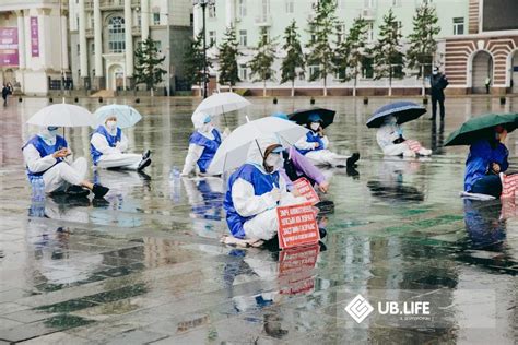 Agiimaa Janchivdorj On Twitter Эмч нар цалингаа нэмүүлэх гэж ширүүн бороо халуун наранд