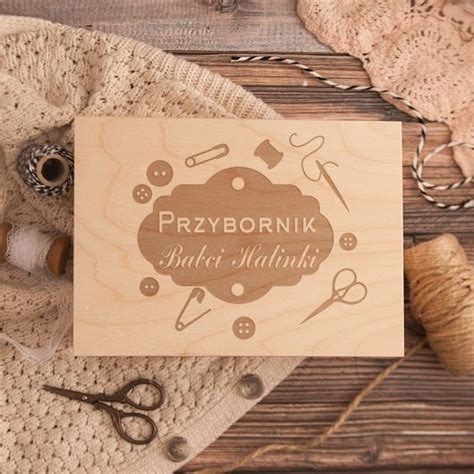 SKRZYNKA Przybornik na Nici z Grawerem Prezent dla Babci ŚwistakPakuje pl