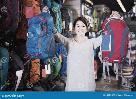 Muchacha Que Se Jacta Sobre Las Mochilas De Compra Imagen De Archivo