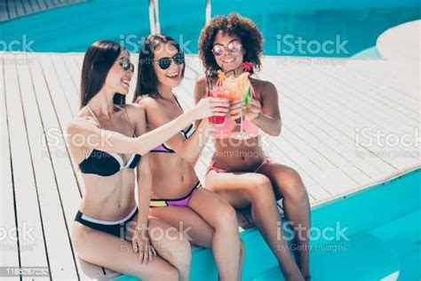 리조트 호텔 클럽 청록색 옥상에서 축하하는 멋진 사랑스러운 사랑스러운 사랑스러운 평온한 기쁜 쾌활한 소녀의 초상화 가 재미 독신