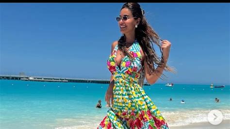 مي سليم تستعرض أنوثتها بإطلالة جريئة