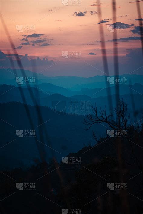 日落山在傍晚，山和傍晚太阳