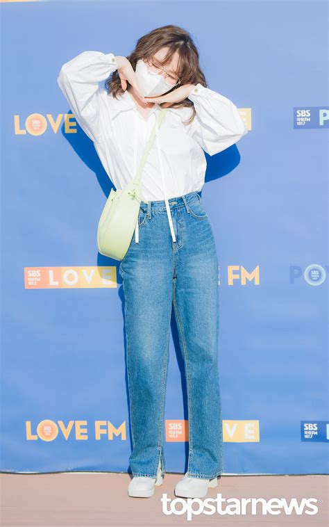 Hd포토 레드벨벳red Velvet 웬디 포토월에 핀 와니꽃 웬디의 영스트리트 출근길 네이트 연예