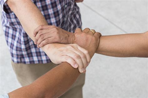 3 아시아 사람들의 손은 성공 스토리에서 팀워크의 공동 개념 이었다 가리키기에 대한 스톡 사진 및 기타 이미지 가리키기 건강한 생활방식 공동체 Istock