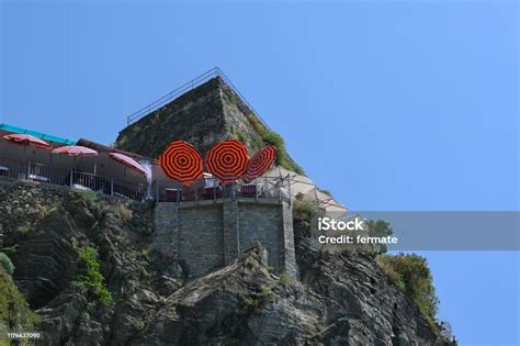 베르나짜 친퀘 테레 이탈리아의 가파른 해안의 절벽에 빨간 우산이 있는 테라스 카페 아래에서 볼 수 있는 카피 공간 0명에 대한