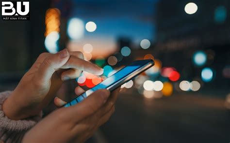 Bị lồi mắt do xem điện thoại nhiều Liệu có đúng