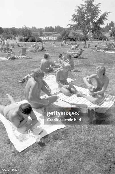 Eine Gruppe Jugendlicher Auf Einer Liegewiese Im Freibad Pankow