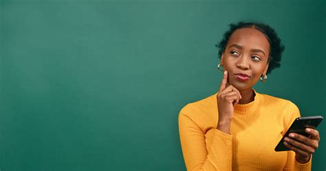 젊은 여자는 무엇을 문자로 보낼지 생각하고 녹색 스튜디오 배경을 생각한다 25 29세에 대한 스톡 사진 및 기타 이미지 25 29세 귀걸이 긴팔 Istock