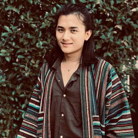 ညဆို ဗုံးခိုကျင်းထဲ အိပ်တာ သူကပါလိုက်အိပ်လေရဲ့ ……လေယာဉ်လာလို့ လူတွေဝင်လာရင် သူတက်နင်းမှာ လည်း