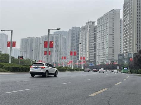 最爱这一抹“中国红”！ 郑州大街小巷飘扬五星红旗 大河网