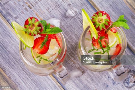 딸기 모 히 토입니다 과일을 해독 하 고 항아리에 생긴된 맛된 물 베리 상쾌한 여름 홈메이드 칵테일 0명에 대한 스톡 사진 및