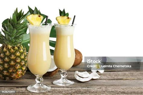 맛있는 피나 콜라다 칵테일과 흰색 배경에 대한 나무 테이블에 재료 텍스트를위한 공간 마실 것에 대한 스톡 사진 및 기타 이미지 마실 것 술 마실 것 파인애플 Istock