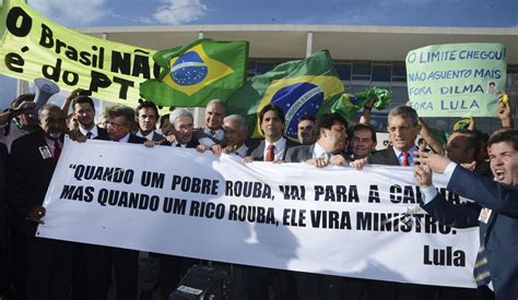 Oposicionistas Protestam Contra Nomeação De Lula Em Frente Ao Planalto